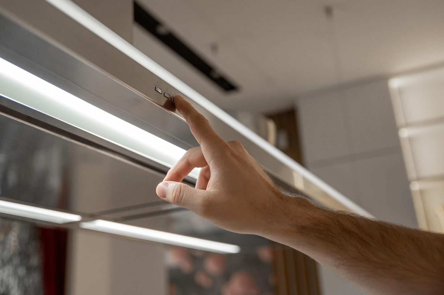 State-of-the-Art Range Hood with Innovative Controls